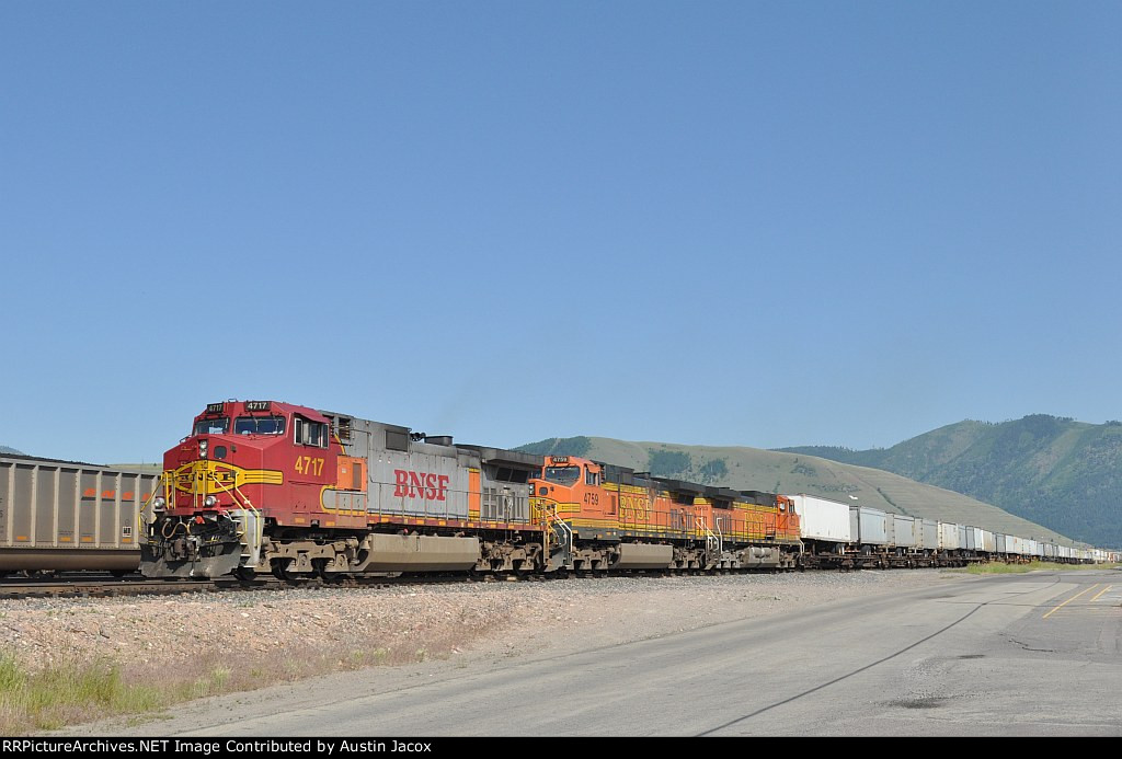 BNSF 4717 Z-Train